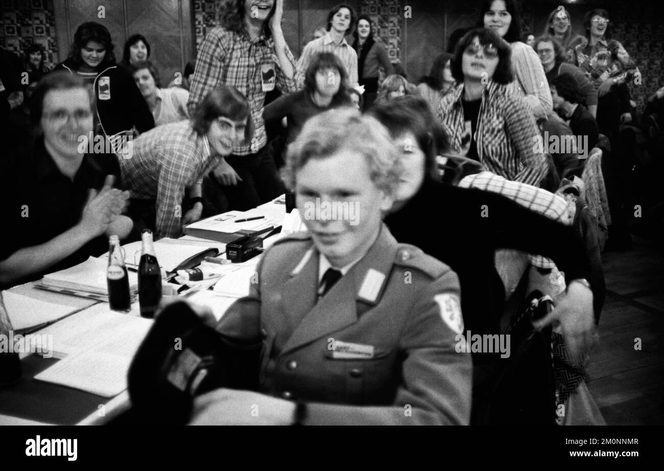 5 december 1976 hi-res stock photography and images - Alamy