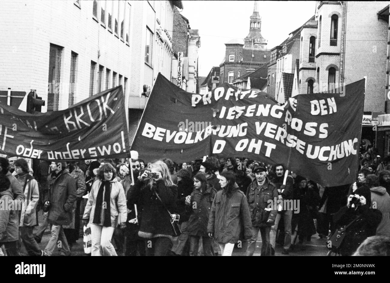 More than 20, 000 opponents of nuclear power demonstrated in Itzehoe ...
