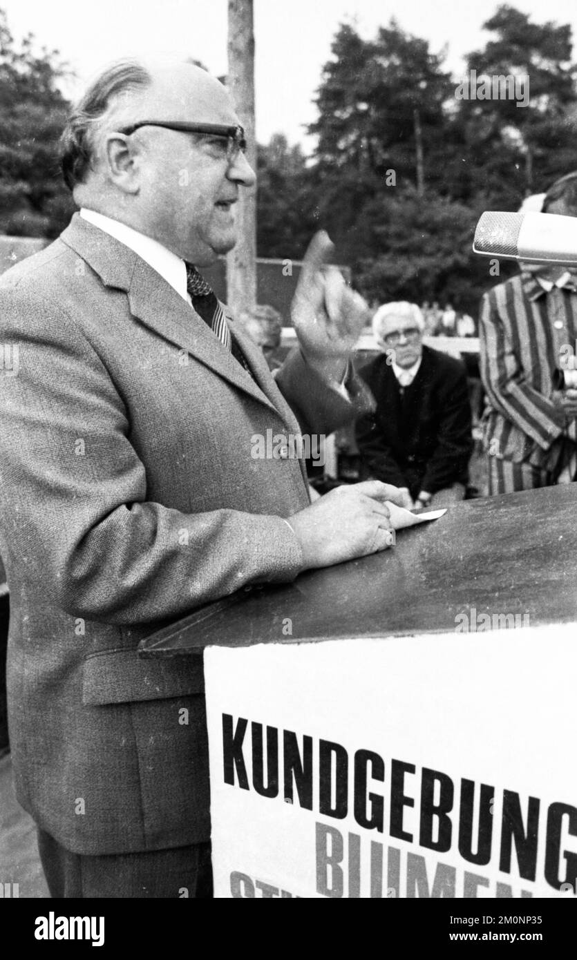 Flowers for Stukenbrock the memorial tribute to Soviet Nazi victims on ...