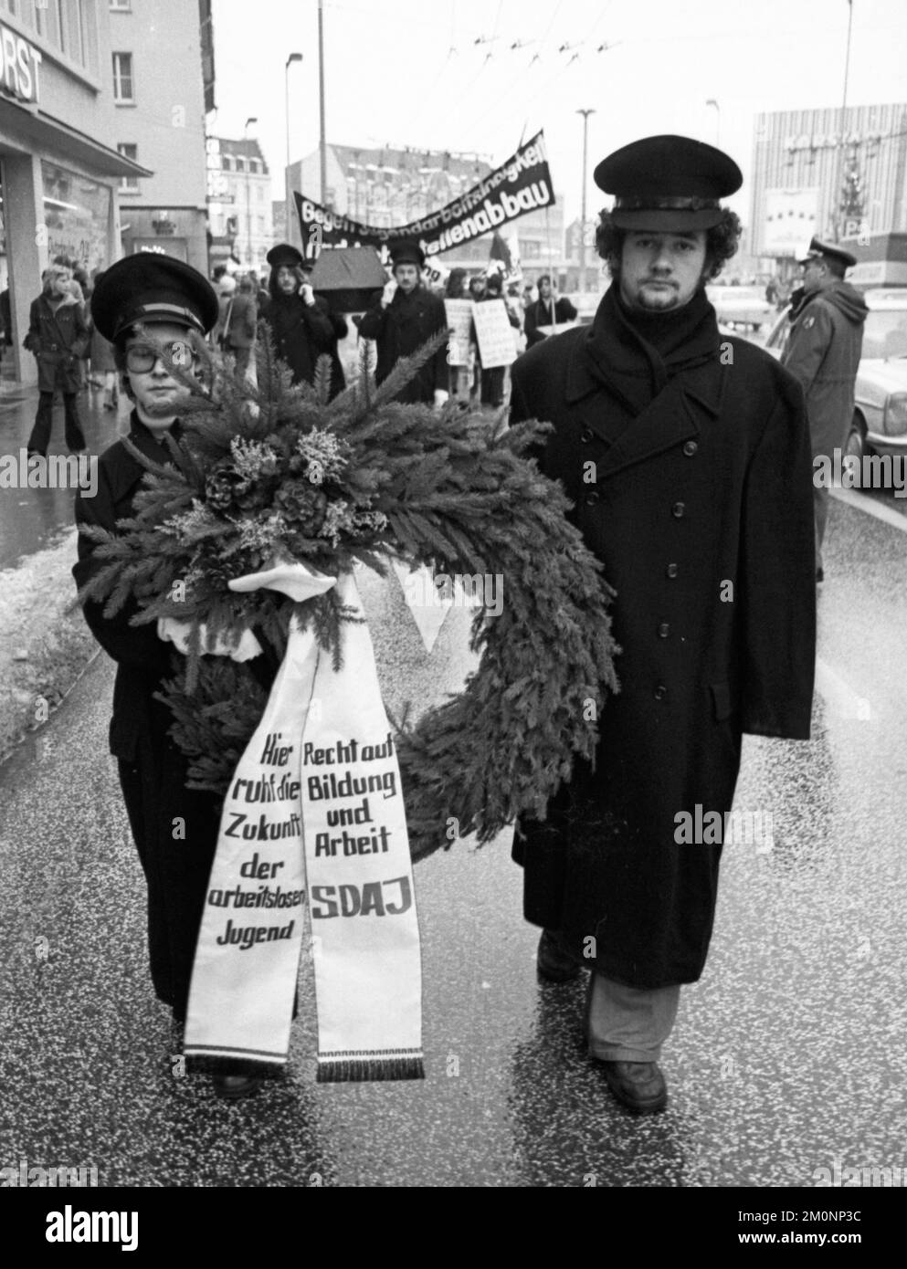 Young unemployed people hi-res stock photography and images - Alamy