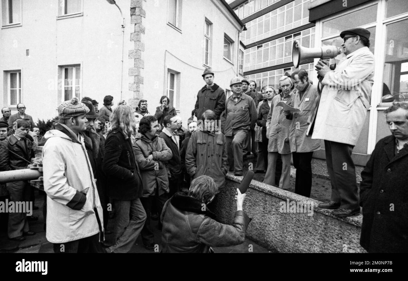 The workers defended themselves against the threat of closure of their ...