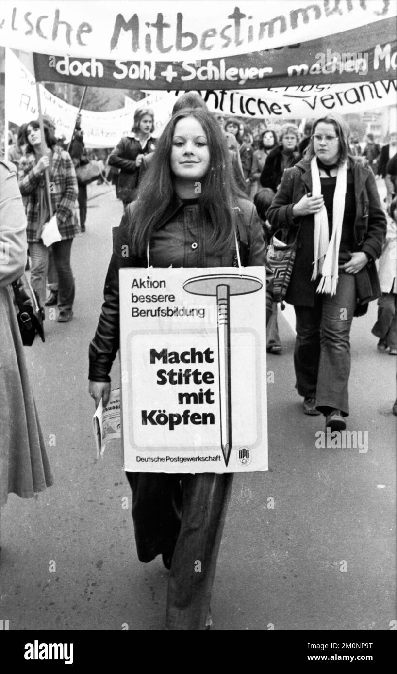 Called by the DGB youth, about 2000 mostly young people demonstrated on 25.10.1975 for co ...