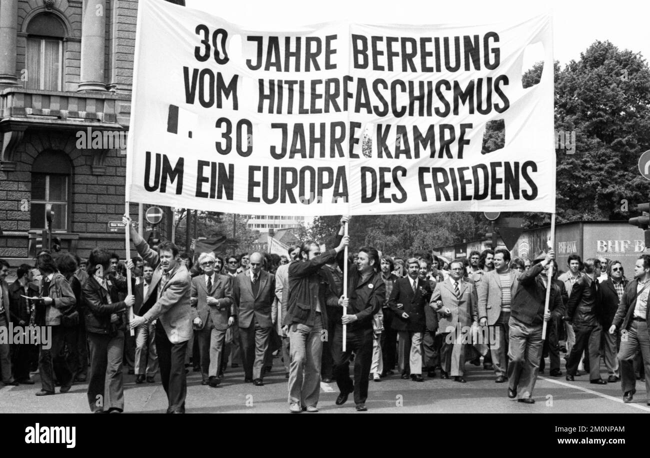 More than 40, 000 people from Germany, Italy, Chile, Spain, Greece and ...