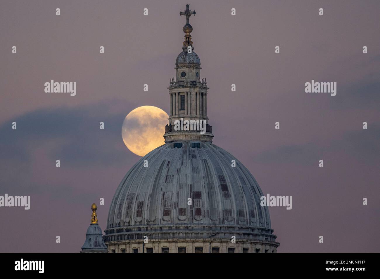 London, UK. 7 December 2022. UK Weather – This month’s full moon rises ...