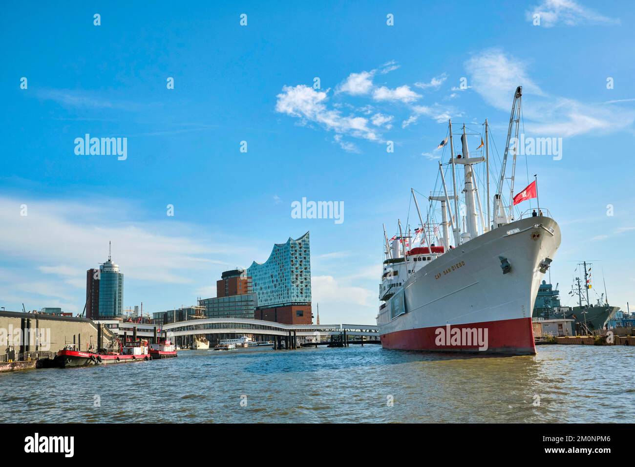Elbphilharmonie with museum ship cap san diego hi-res stock photography ...