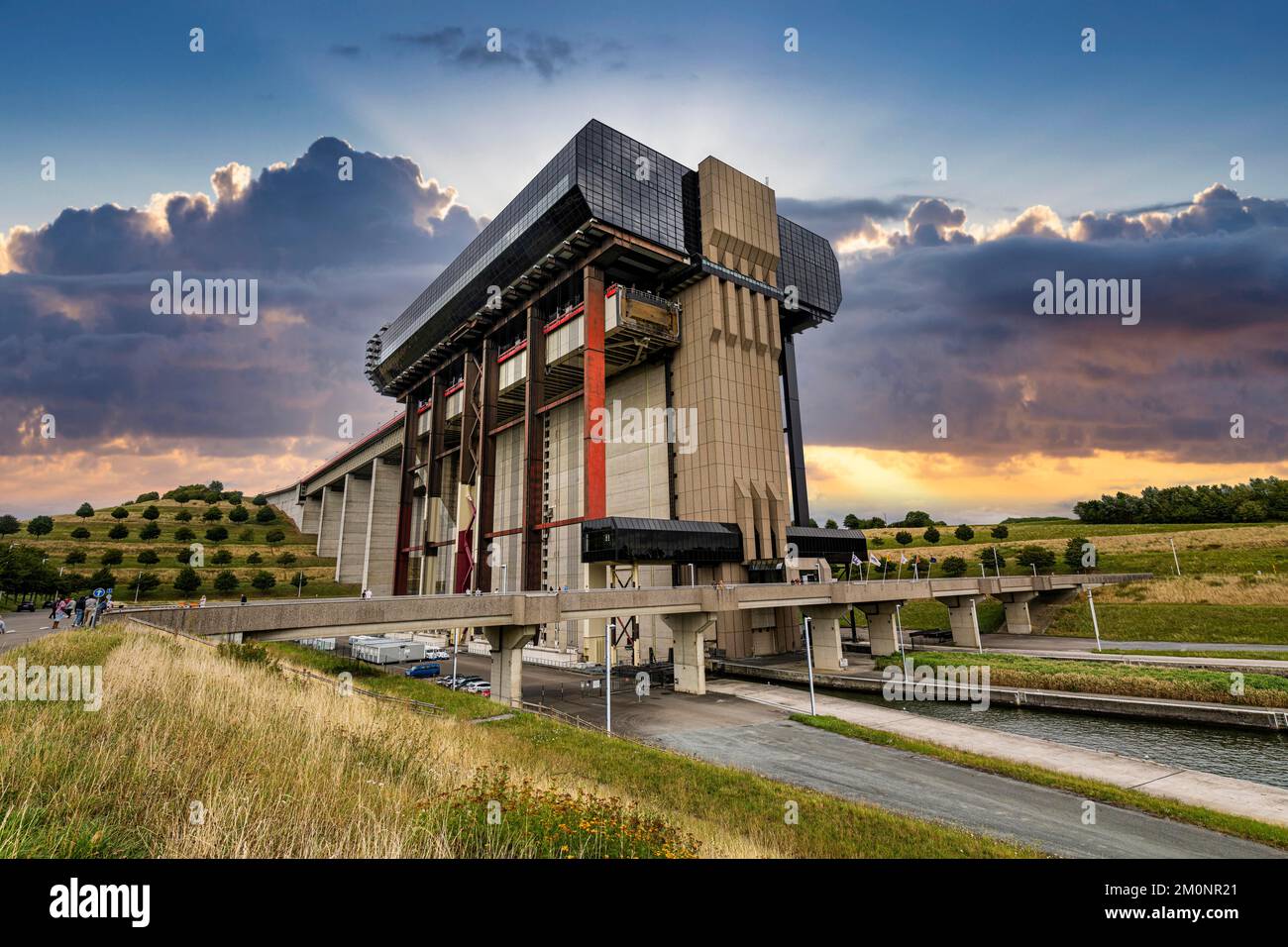 Strepy-Thieu boat lift one of the worlds largest boat lifts, Canal du ...