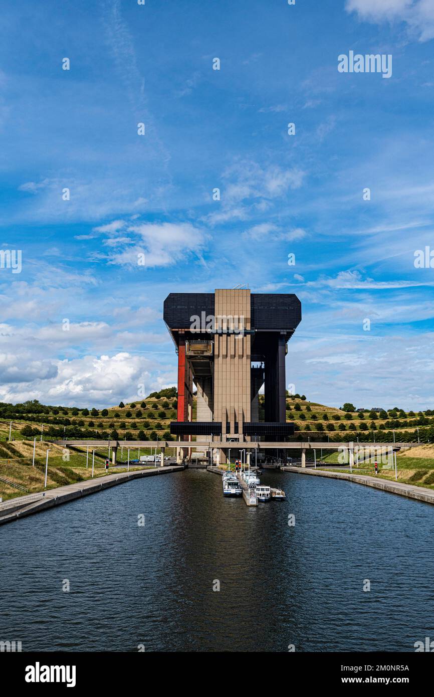 Strepy-Thieu boat lift one of the worlds largest boat lifts, Canal du ...