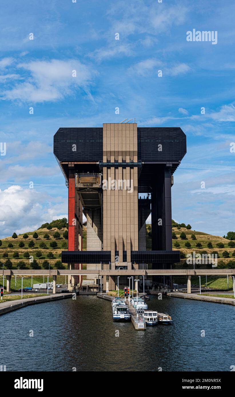 Strepy-Thieu boat lift one of the worlds largest boat lifts, Canal du ...