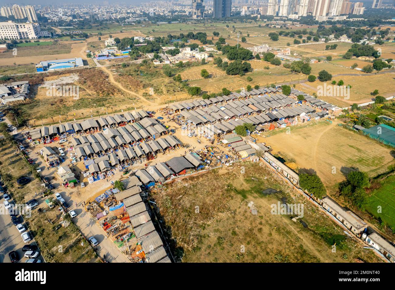 Slum with skyscrapers india hi-res stock photography and images - Alamy