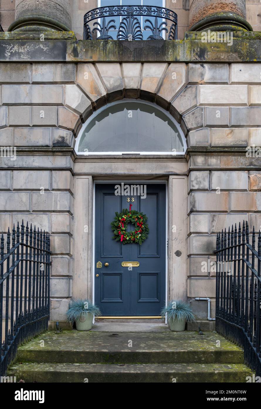 Georgian townhouse front door with Christmas wreath, Edinburgh New Town ...
