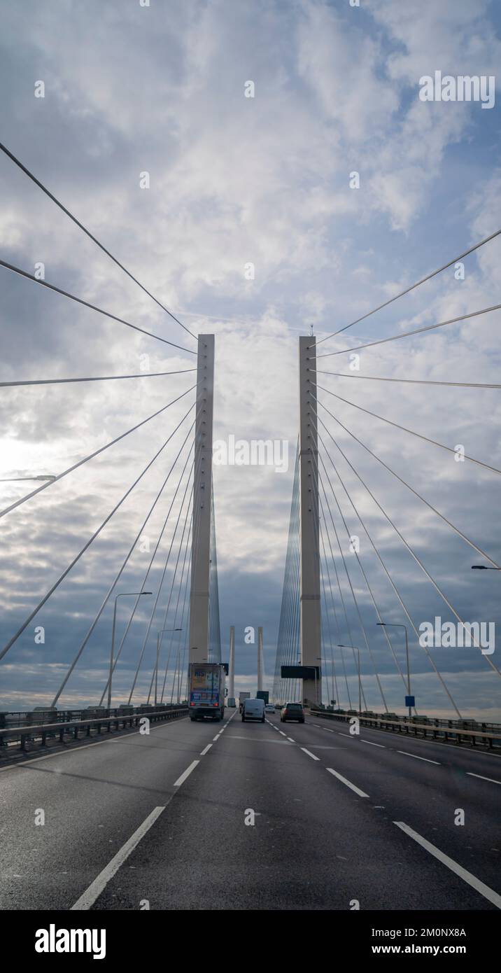 The Queen Elizabeth Bridge crossing the River Thames between Dartford ...