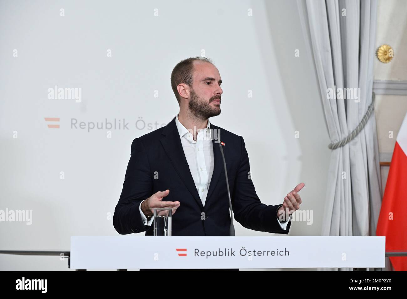 Vienna, Austria. 7th Dec, 2022. Doorsteps in front of the Council of ...