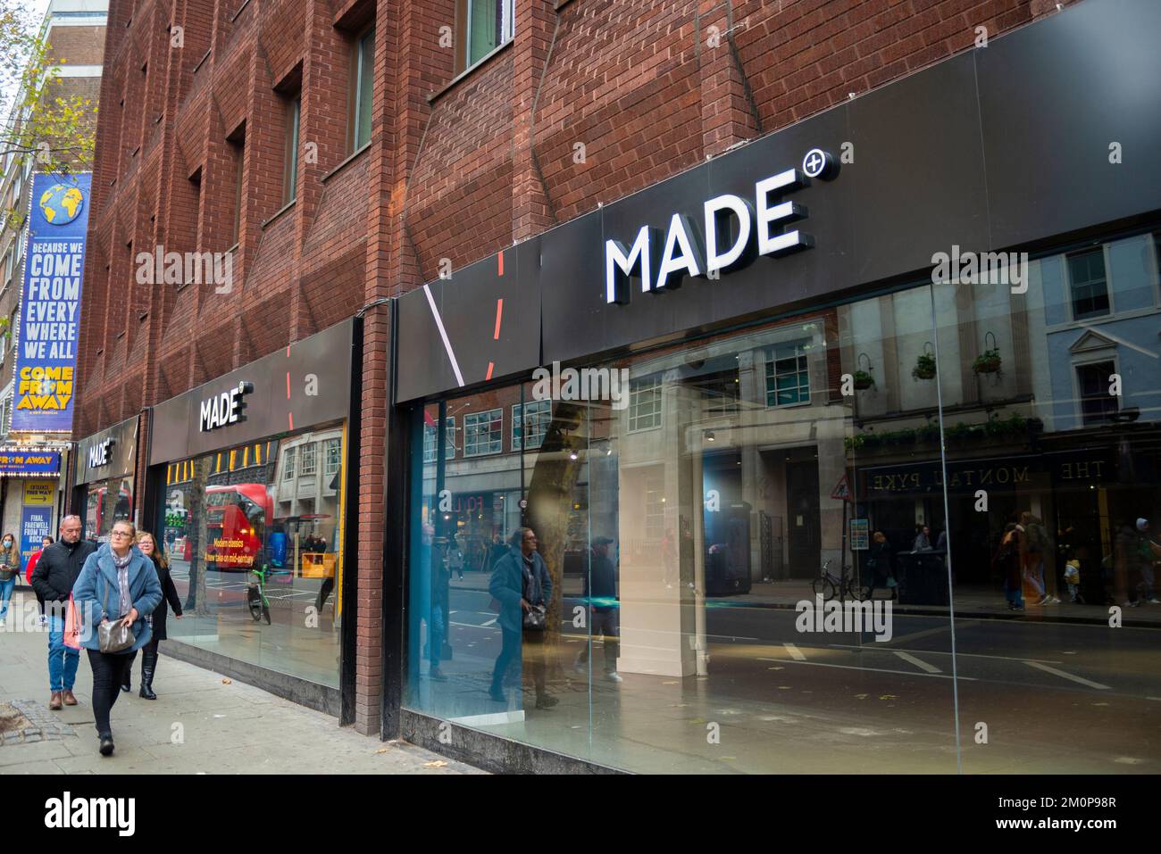 Empty showroom hi-res stock photography and images - Alamy