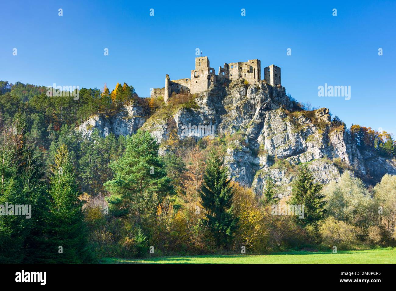 Strecno: Strecno Castle in , , Slovakia Stock Photo - Alamy