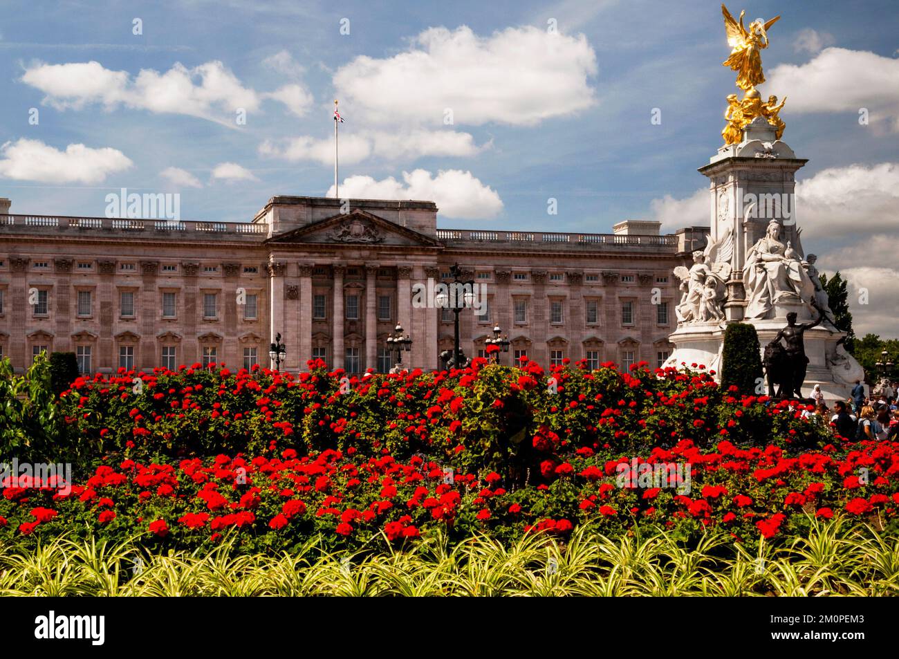 The east front of buckingham palace hi-res stock photography and images ...