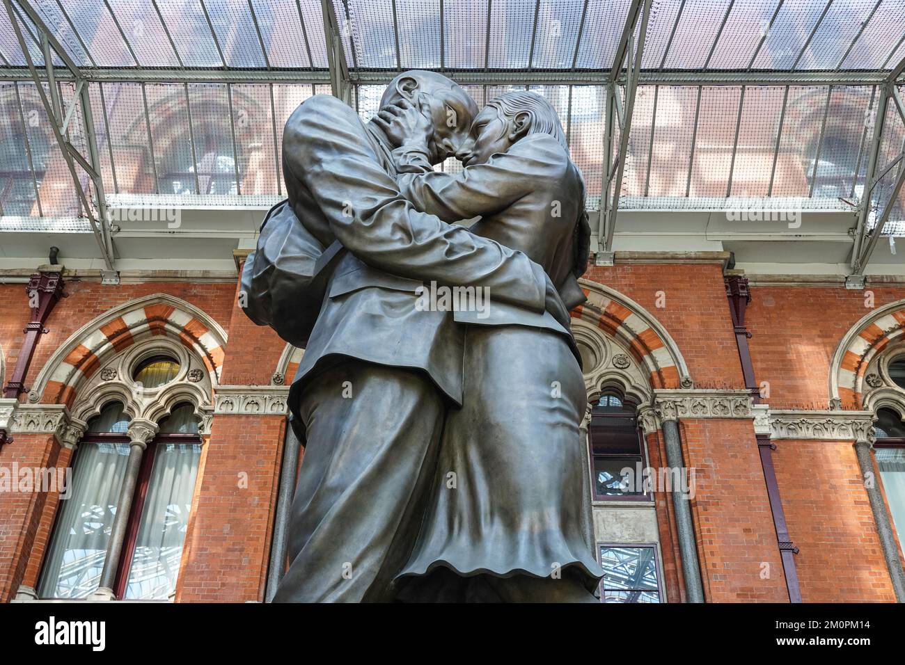 The Meeting Place sculpture at St Pancras International railway station ...