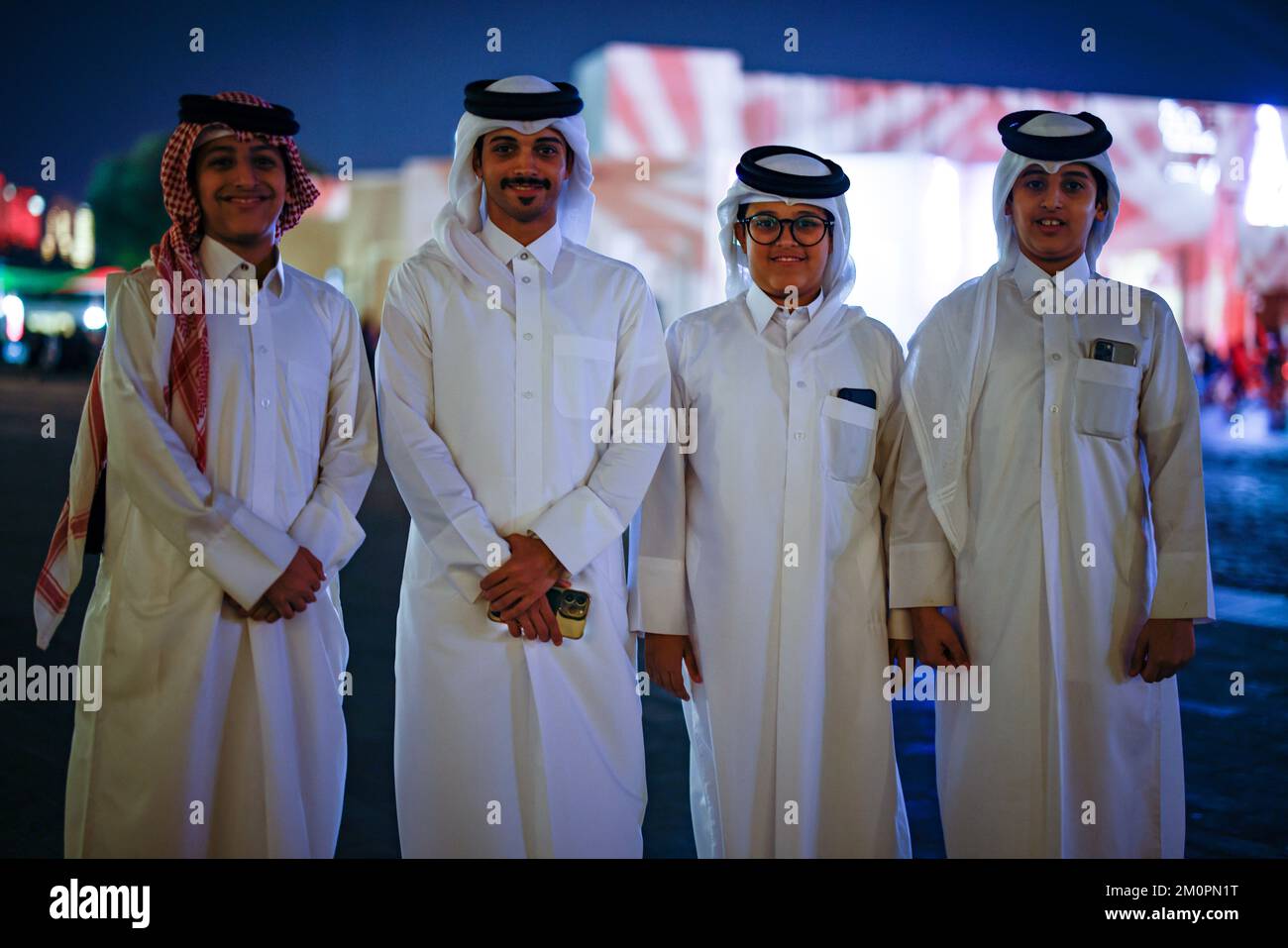 Doha, Catar. 07th Dec, 2022. Boys pose for a photo at the start of the ...