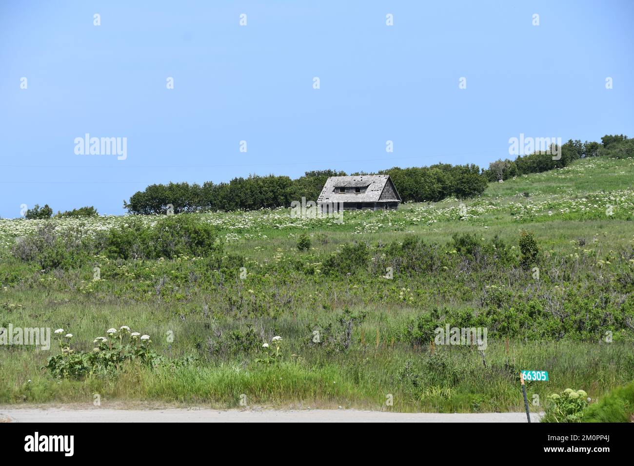 Old house grassy field architecture hi-res stock photography and images - Alamy