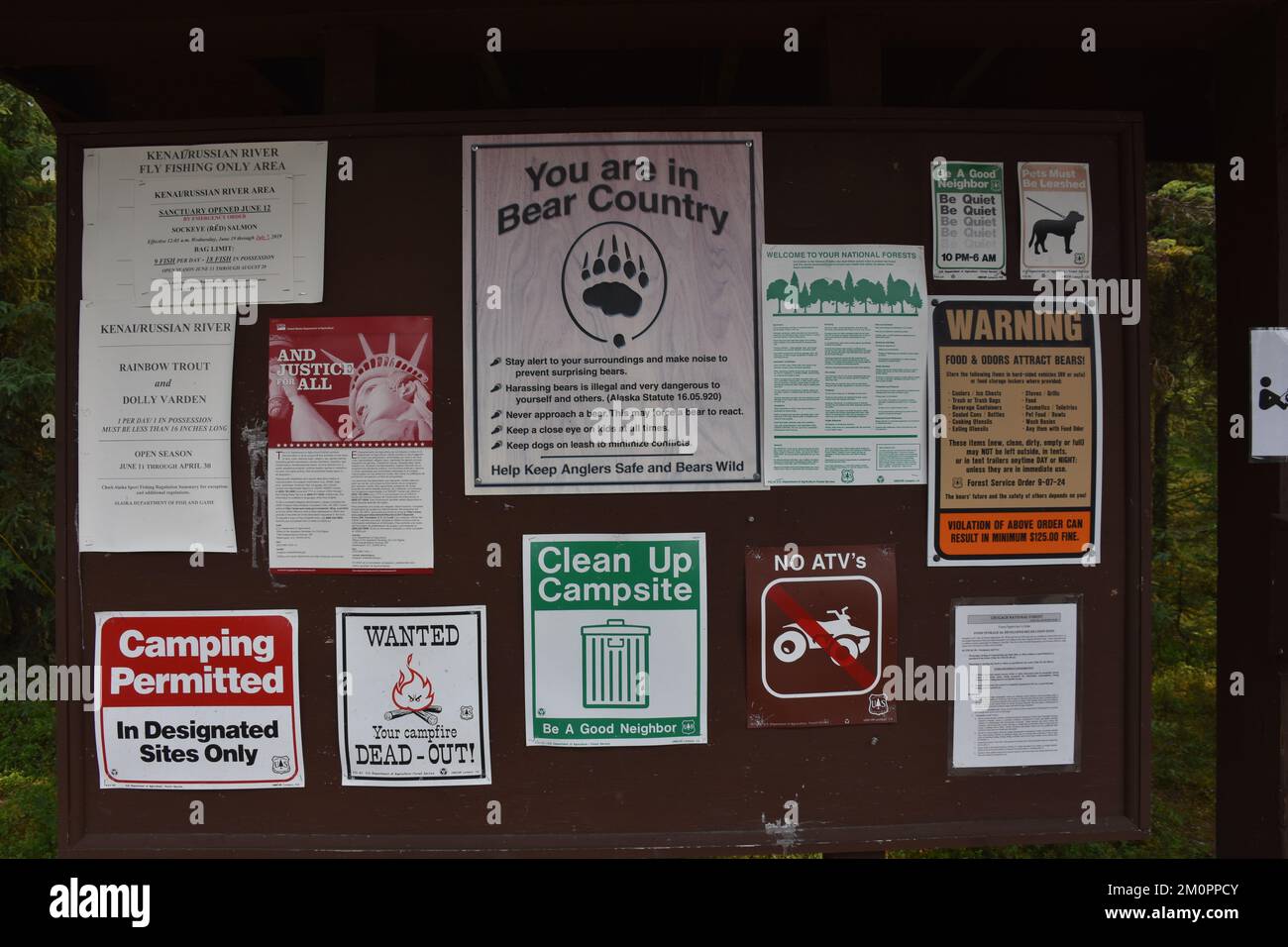 Bear warning sign trailhead alaska hi-res stock photography and images ...