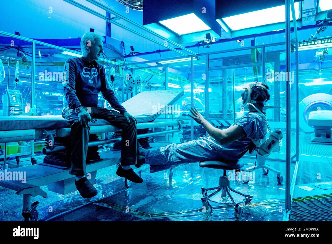 AVATAR: THE WAY OF WATER, (aka AVATAR 2), director James Cameron (left ...