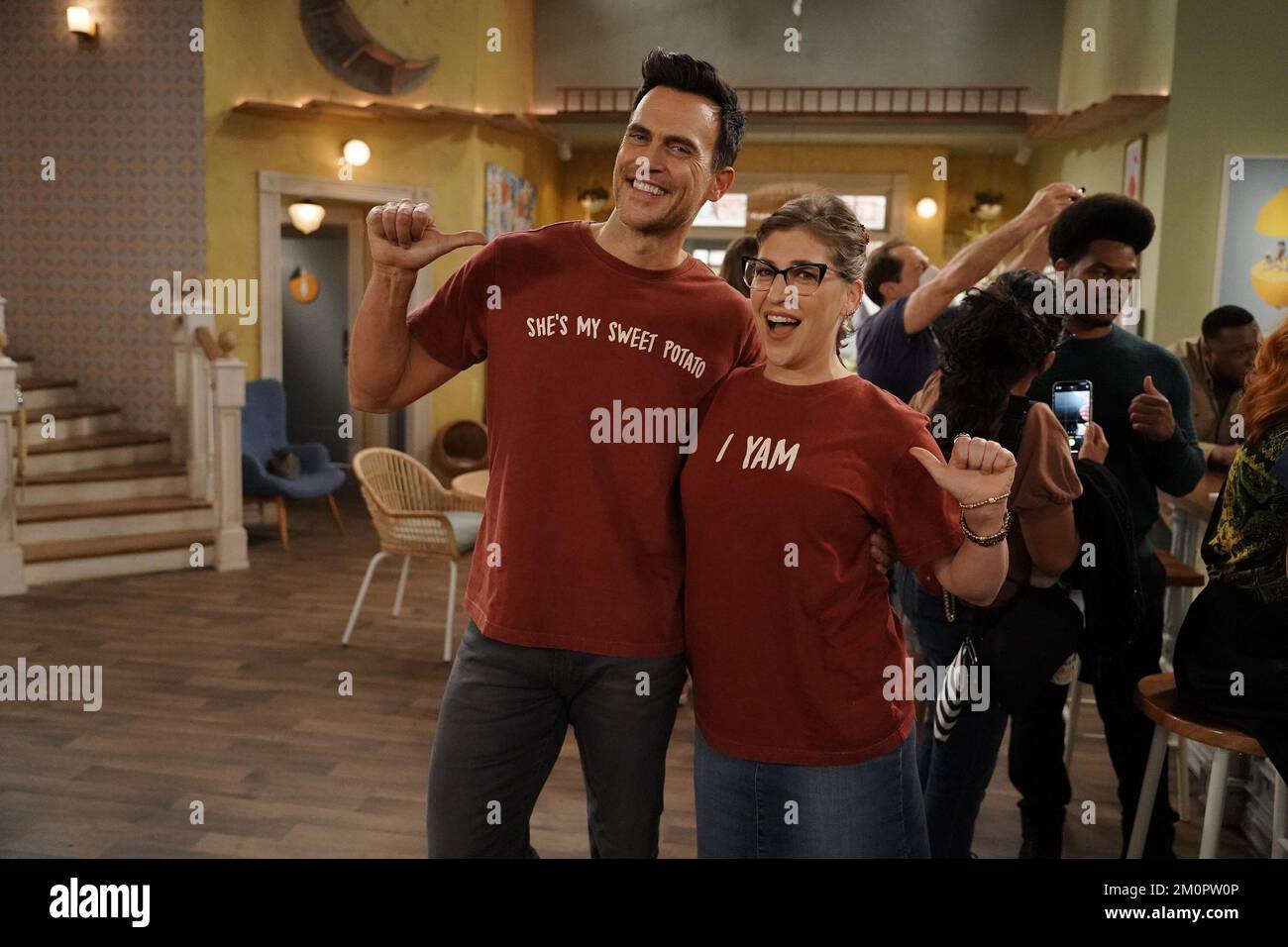 CALL ME KAT, from left: Cheyenne Jackson, Mayim Bialik, on-set, Call Me ...