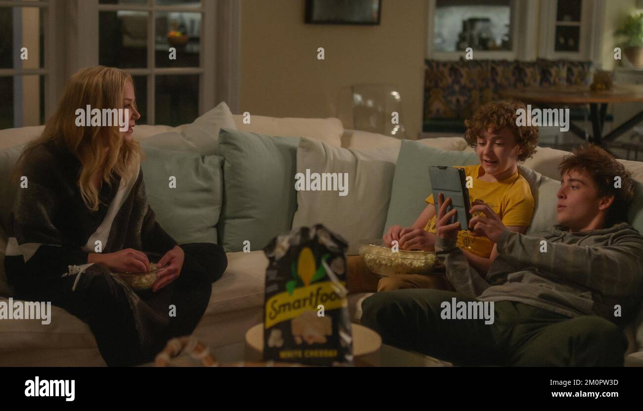 DEAD TO ME, from left: Christina Applegate, Luke Roessler, Sam McCarthy ...