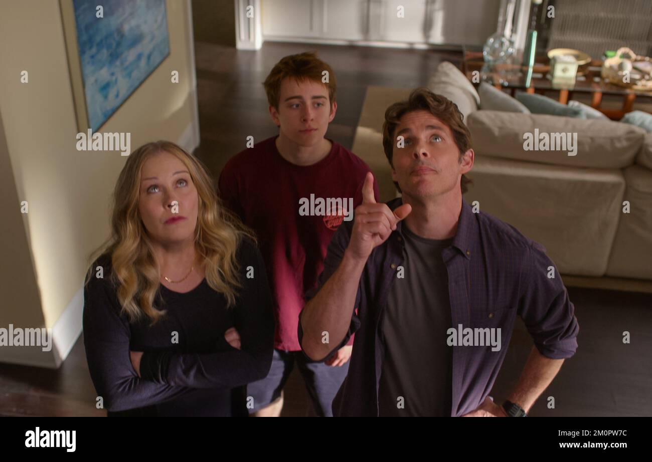 DEAD TO ME, from left: Christina Applegate, Sam McCarthy, James Marsden ...