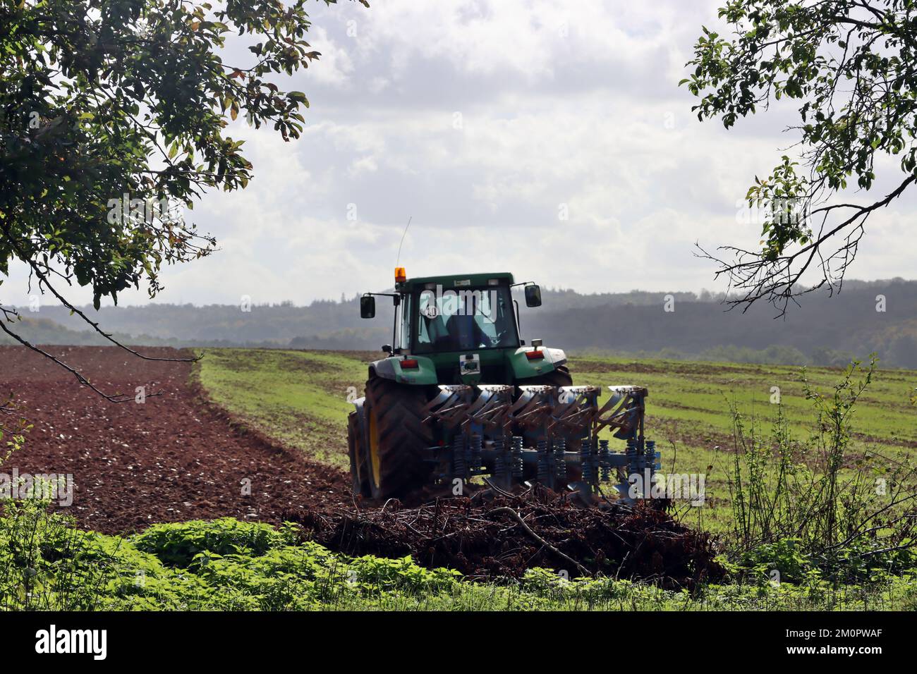 Traktor pflug landwirtschaft hi-res stock photography and images - Alamy