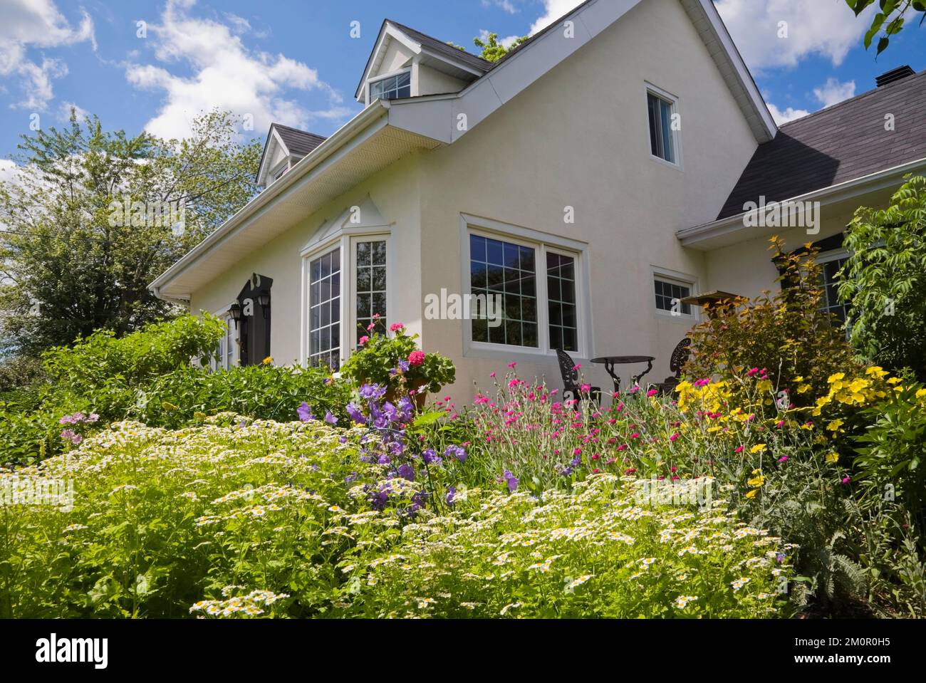 Two story bay window hi-res stock photography and images - Alamy