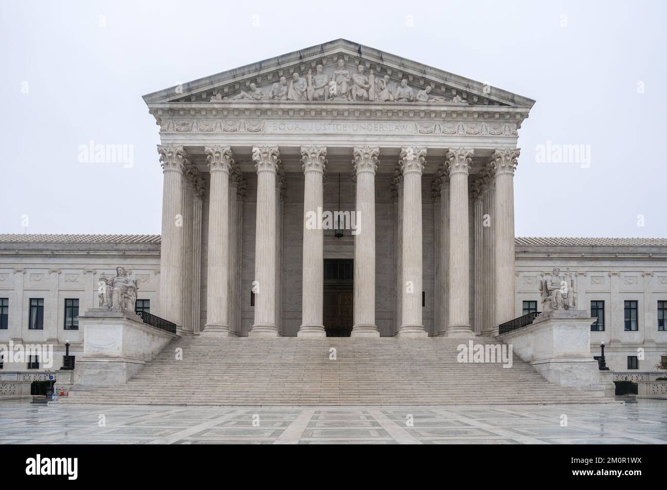 Law building columns hi-res stock photography and images - Alamy