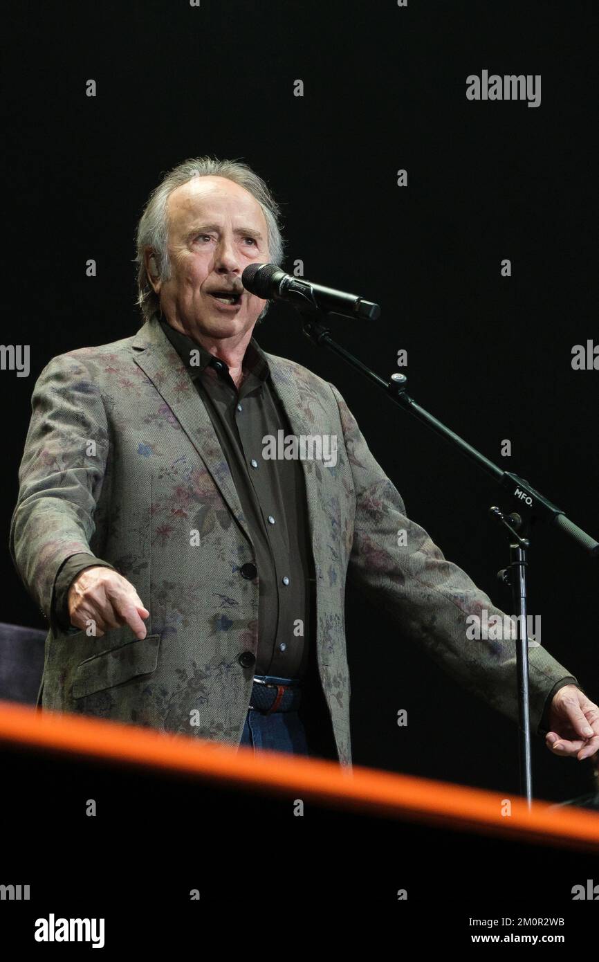 Singer joan manuel serrat hi-res stock photography and images - Alamy