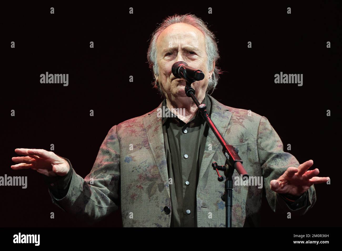 Singer-songwriter Joan Manuel Serrat performs during the tour 'El vicio ...