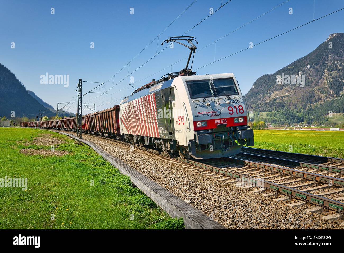 A freight train is pulled through Oberaudorf by a class 189 electric ...