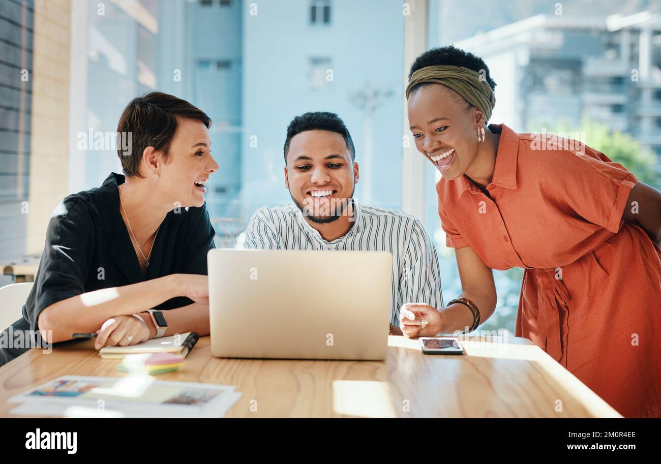 Group discussion computer hi-res stock photography and images - Alamy