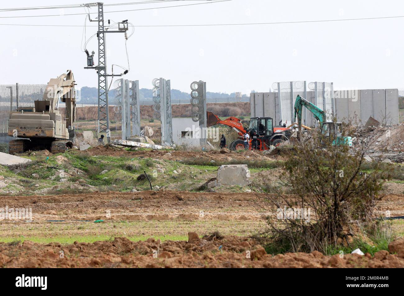 Gaza, Palestine. 07th Dec, 2022. Israeli workers work near the border ...