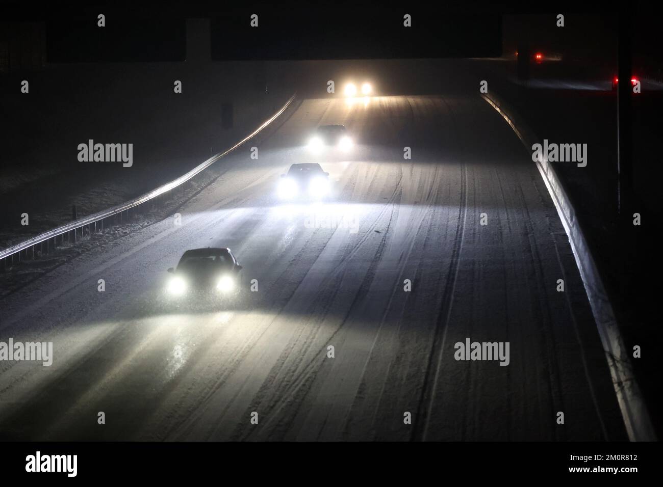 Quickborn, Germany. 08th Dec, 2022. Cars drive south on the snow ...