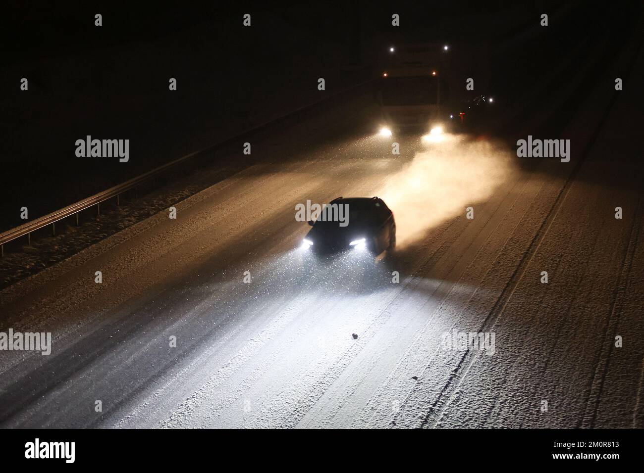 Quickborn, Germany. 08th Dec, 2022. Cars drive south on the snow ...