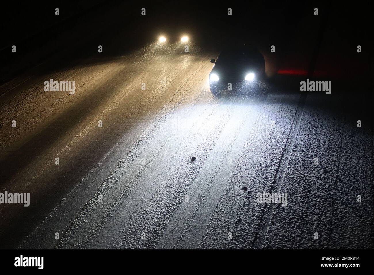 Quickborn, Germany. 08th Dec, 2022. Cars drive south on the snow ...