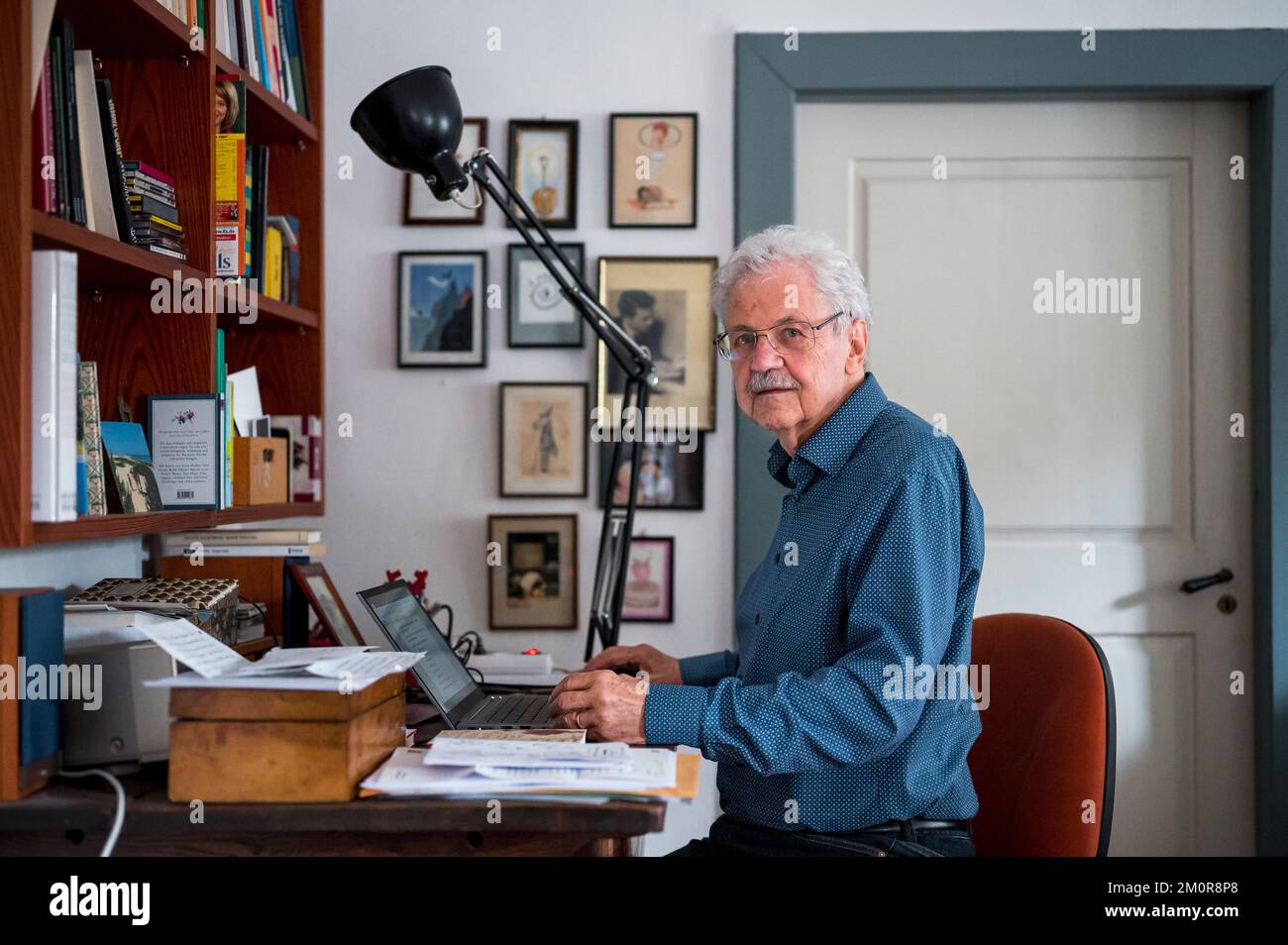 Bamberg, Germany. 08th Nov, 2022. Paul Maar poses at his desk for a ...