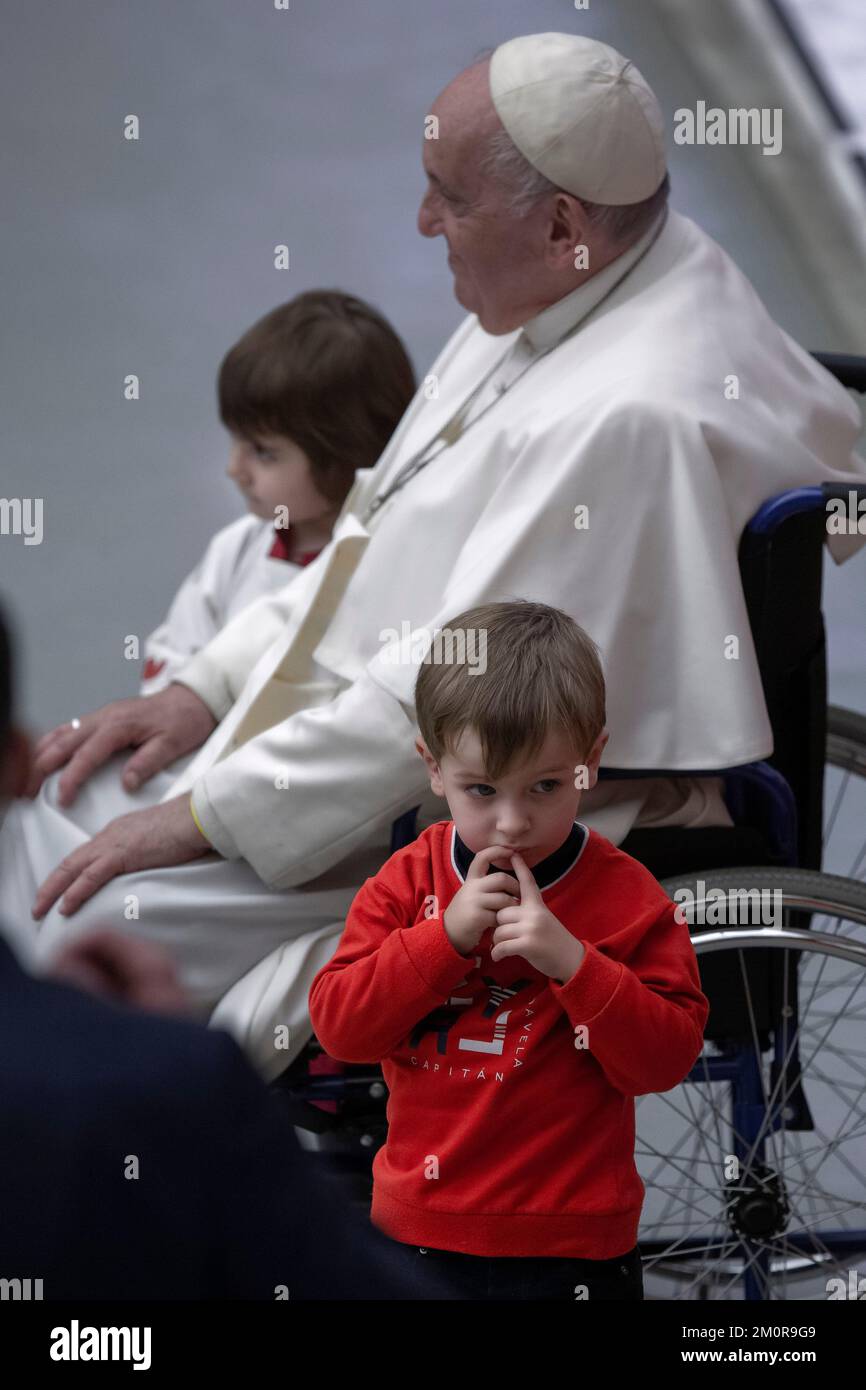 Vatican City. Vatican, 7 december 2022. Children pose with Pope Francis ...