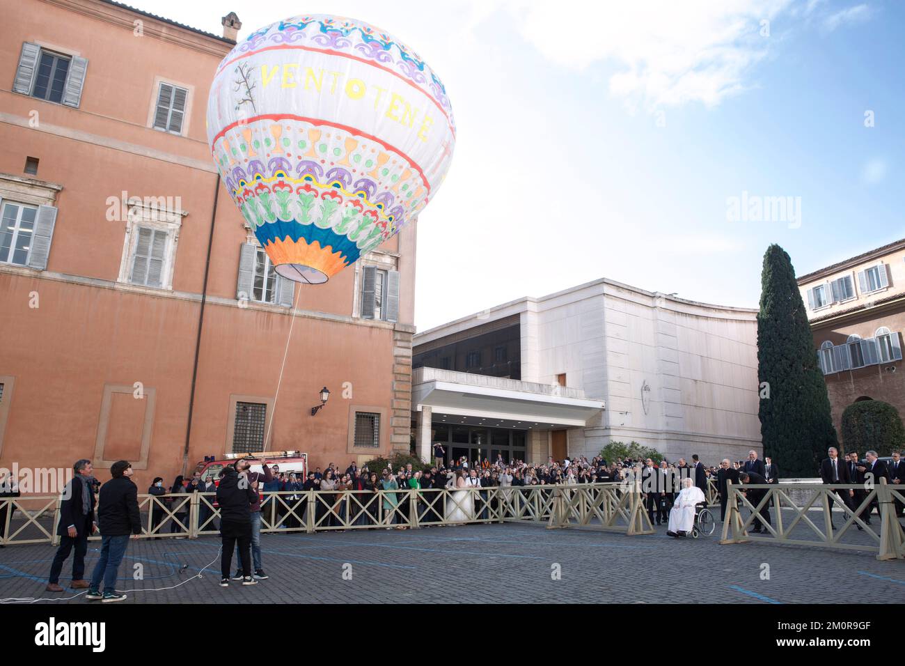Vatican City. Vatican, 7 december 2022. Pope Francis looks at a hot air ...