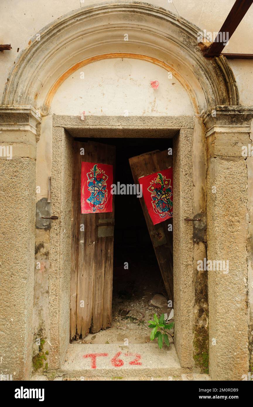Old broken chinese style house hi-res stock photography and images - Alamy