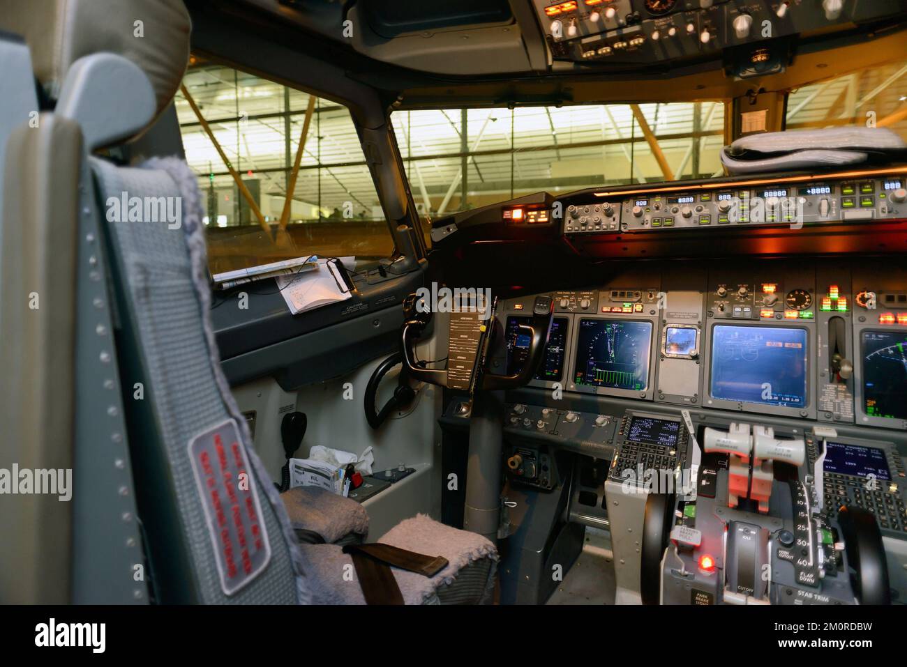 Interior cockpit boeing 737 hi-res stock photography and images - Alamy