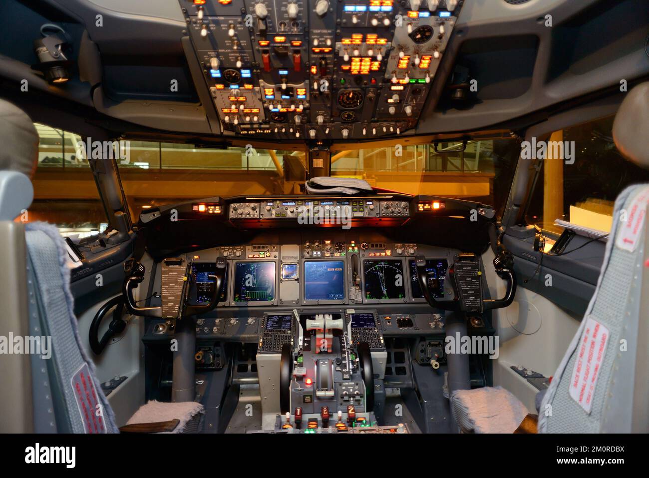 Interior cockpit boeing 737 hi-res stock photography and images - Alamy
