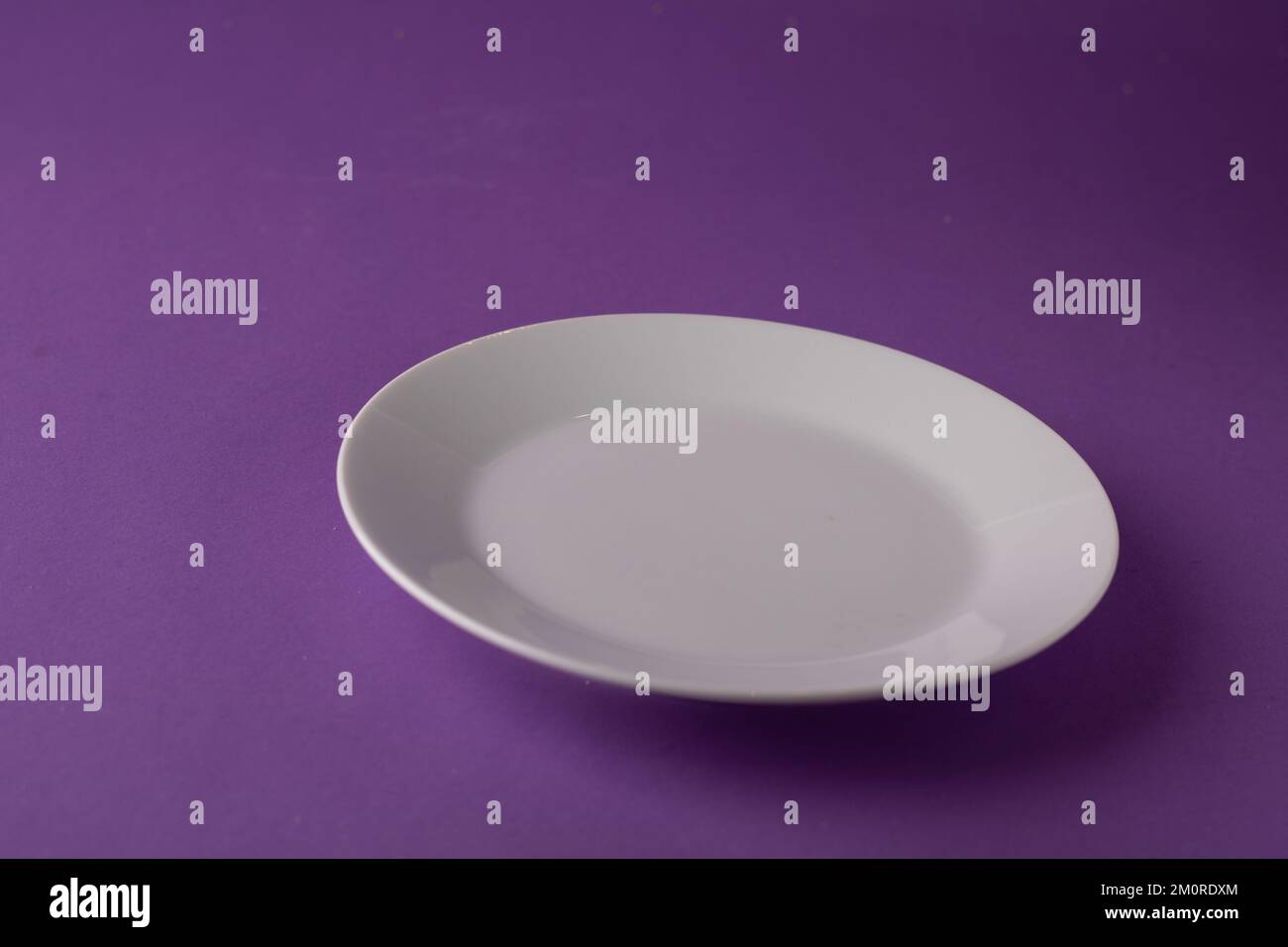 Blank plate circle hi-res stock photography and images - Alamy