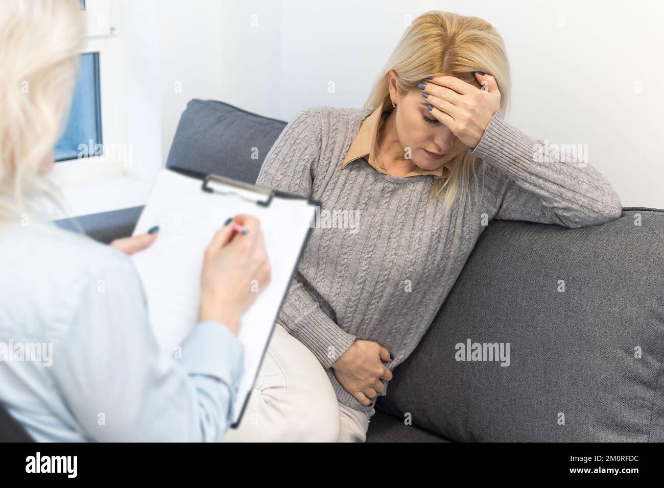 Professional psychologist conducting a consultation Stock Photo - Alamy
