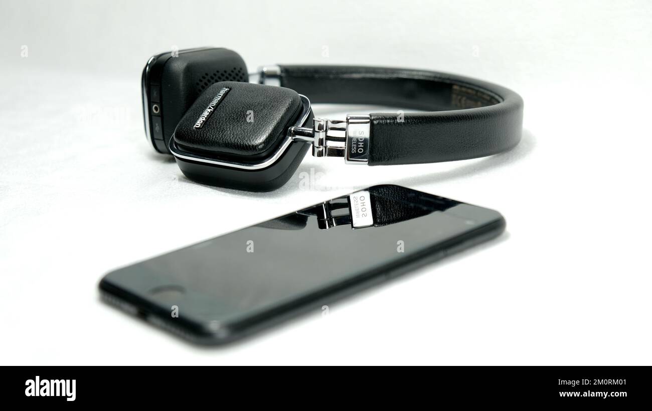 Harman/Kardon headphones and Iphone 7 Stock Photo - Alamy