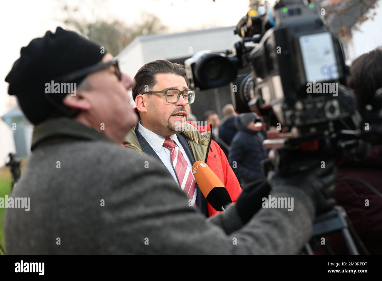 08 December 2022, Bavaria, Munich: Lawyer Marc Liebscher (2nd from left ...