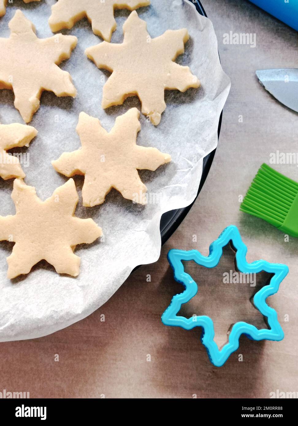 Overhead view of raw snowflake shaped cookies on a baking tray Stock ...