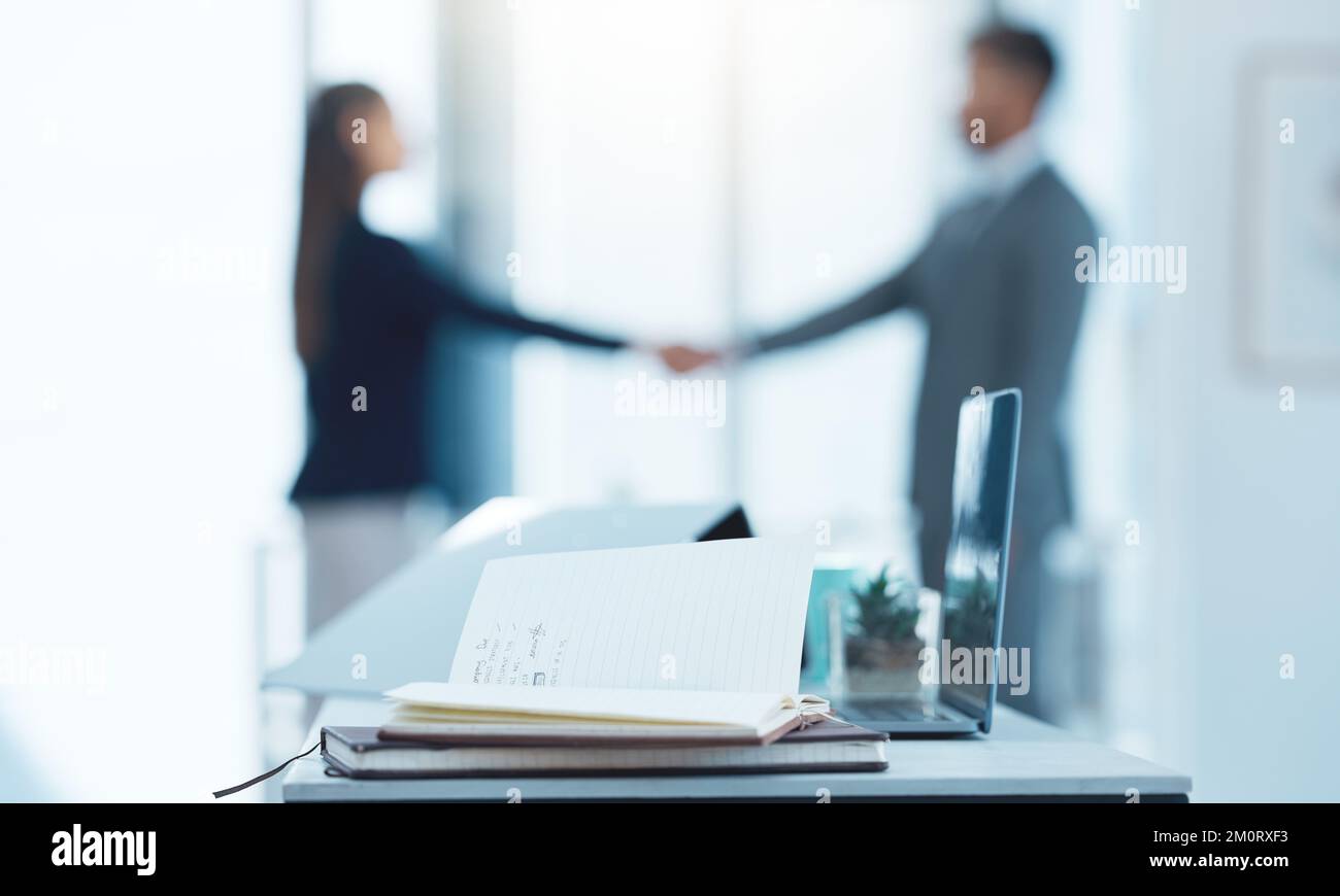 Man woman handshake office desk hi-res stock photography and images - Alamy